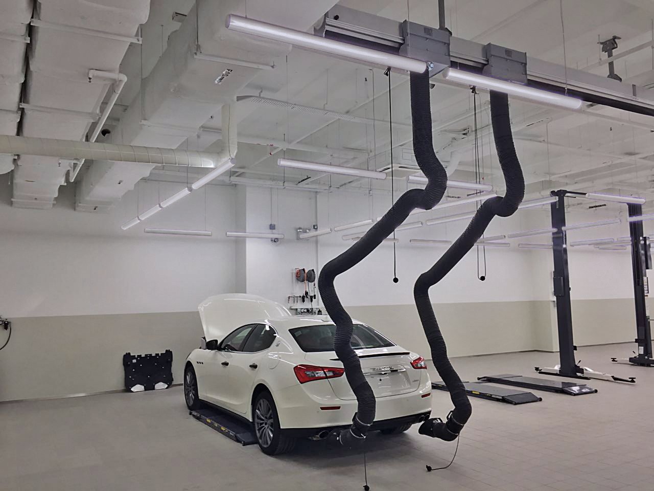Touchless extraction arms: versatility and safety for workshops